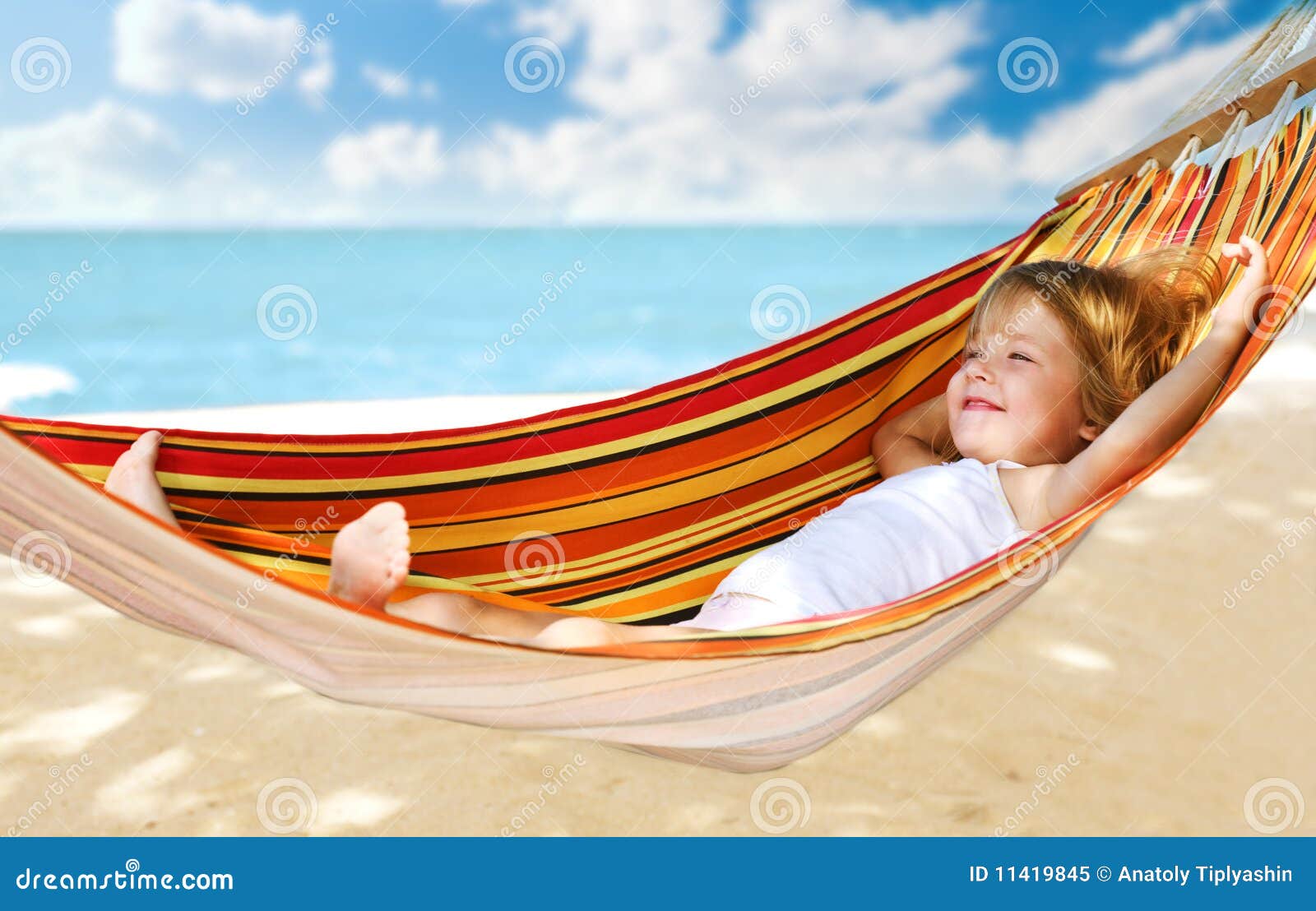 Kind, Das in Einer Hängematte Sich Entspannt Stockbild - Bild von schön ...