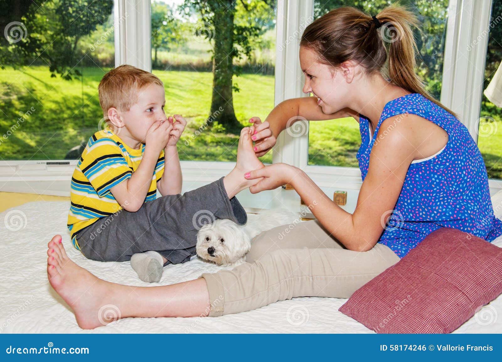 Kind, Das Fuß Gekitzelt Erhält Stockfoto - Bild von spiel, zehen: 58174246