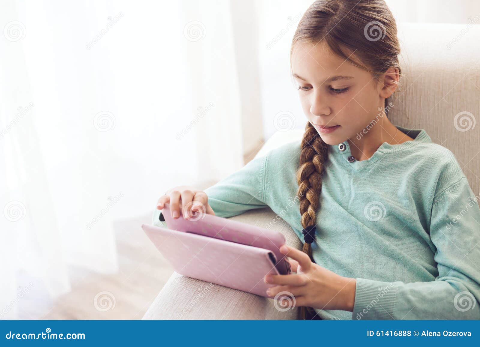 Kind, das ipad verwendet stockfoto. Bild von elektronisch - 61416888