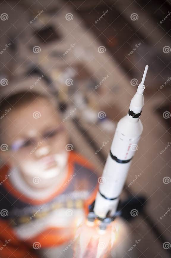 Kind, Das Mit Eingebildeter Wirklicher Rakete Spielt Stockfoto - Bild ...