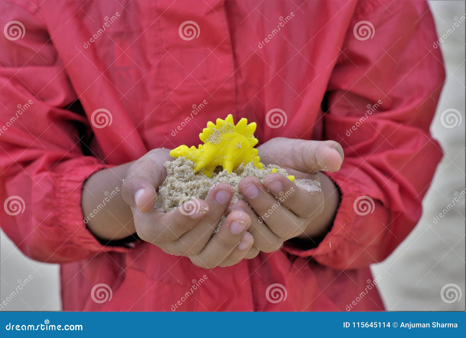Kind, Das Mit Spielzeug Im Sand Spielt Stockfoto - Bild von sand ...