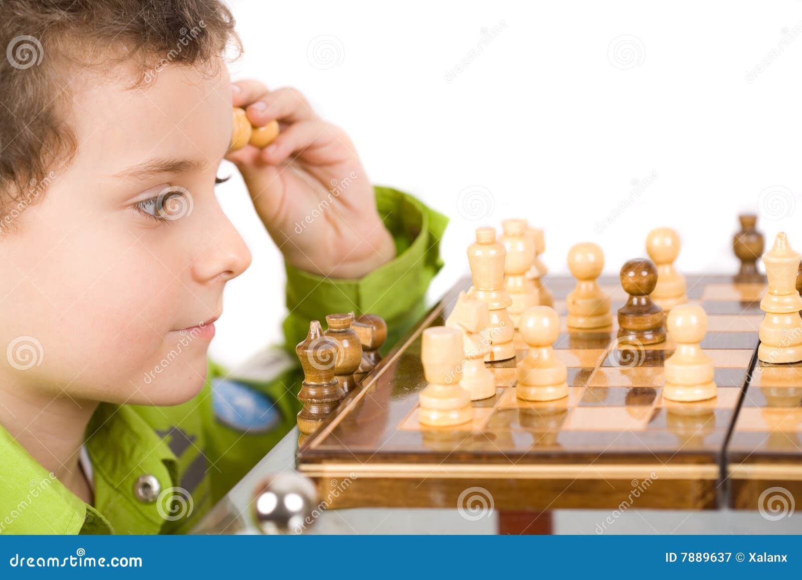 Kind, das Schach spielt stockbild. Bild von stattlich - 7889637