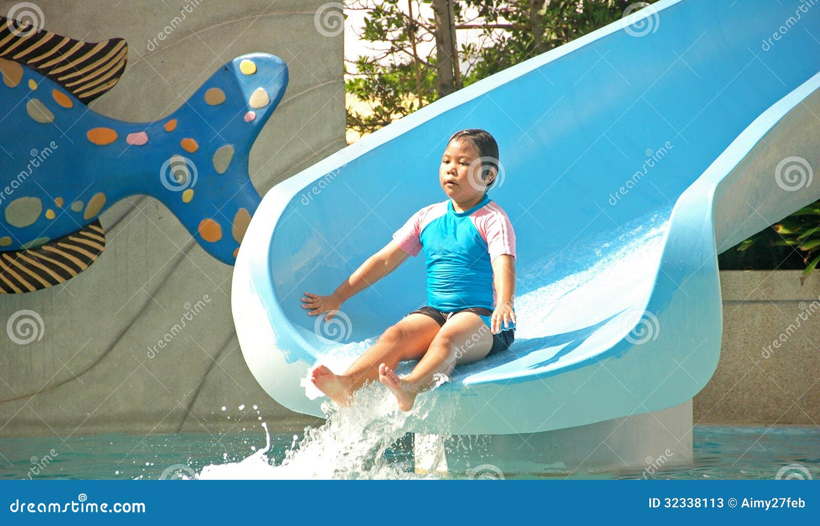 Kind, Das Wasserrutsche Spielt Stockbild - Bild von freizeit, nave ...