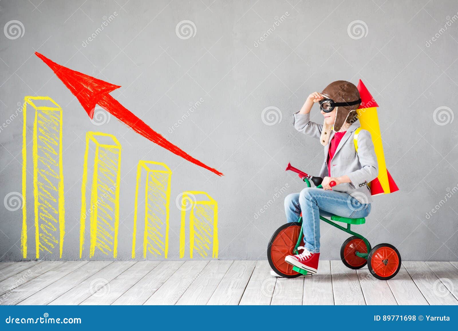 Kind, Das Zu Hause Mit Raketenrucksack Spielt Stockfoto - Bild von kind ...