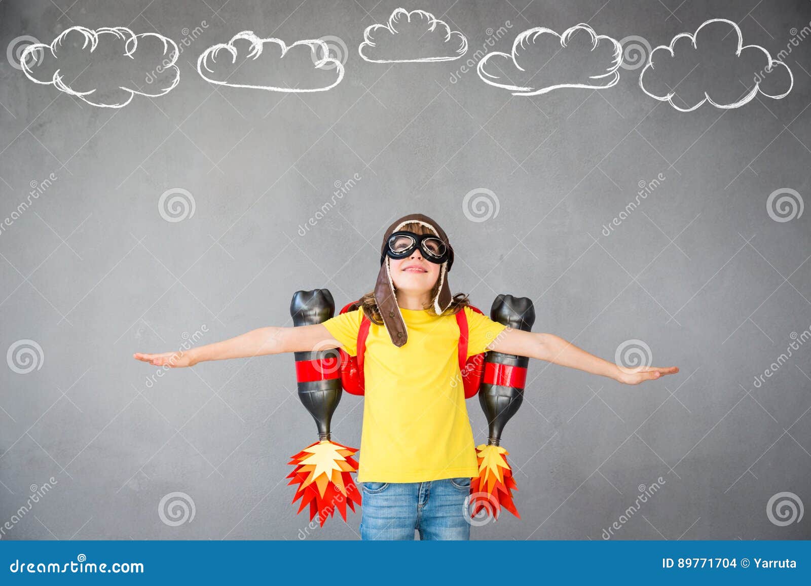 Kind, Das Zu Hause Mit Raketenrucksack Spielt Stockfoto - Bild von ...