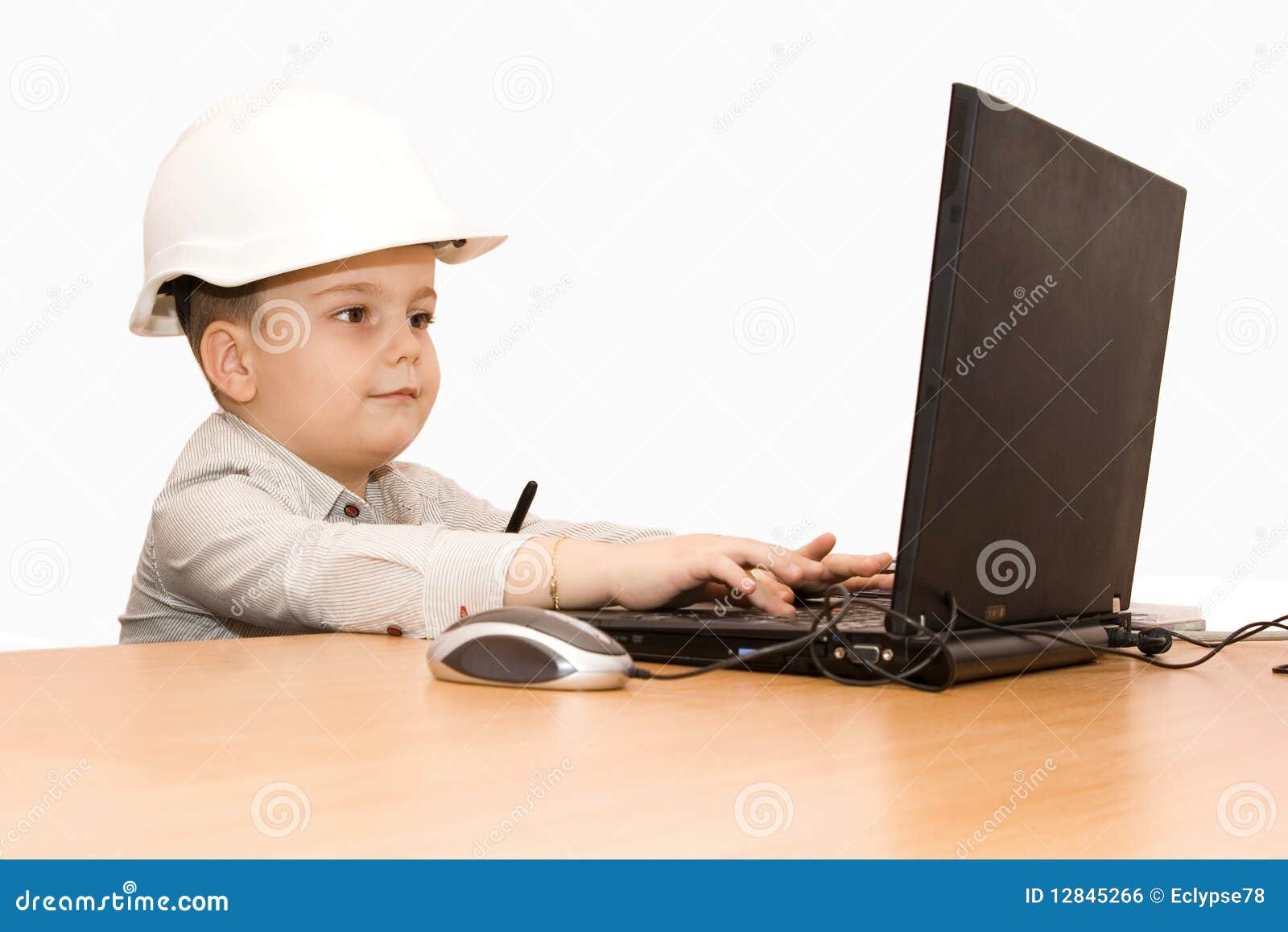 Kind dat bij laptop werkt stock foto. Image of kind, bouwvakker - 12845266