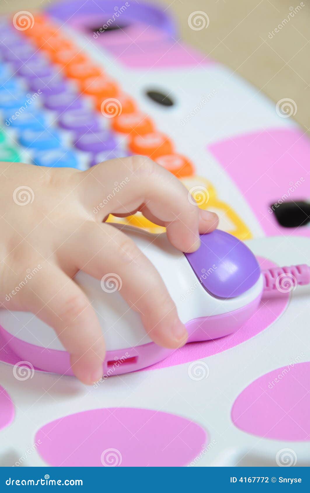 Kind Dat De Muis Van De Computer Met Behulp Van Stock Foto - Image of ...