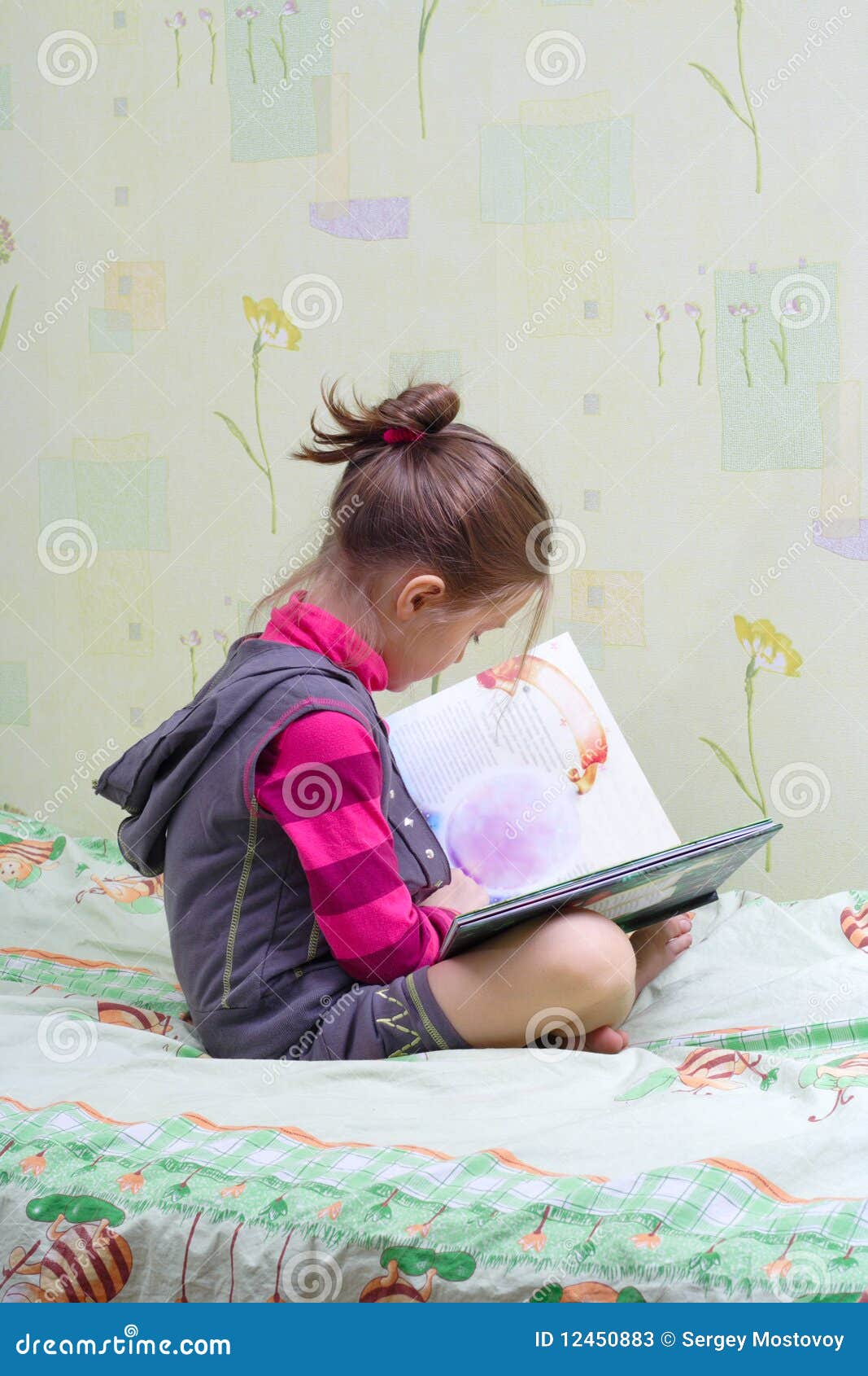 Kind dat een boek leest stock afbeelding. Image of knap - 12450883