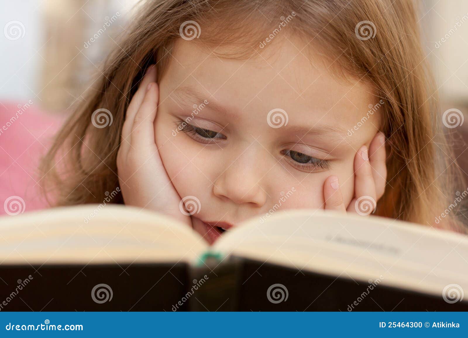 Kind dat een boek leest stock foto. Image of lees, kinderjaren - 25464300