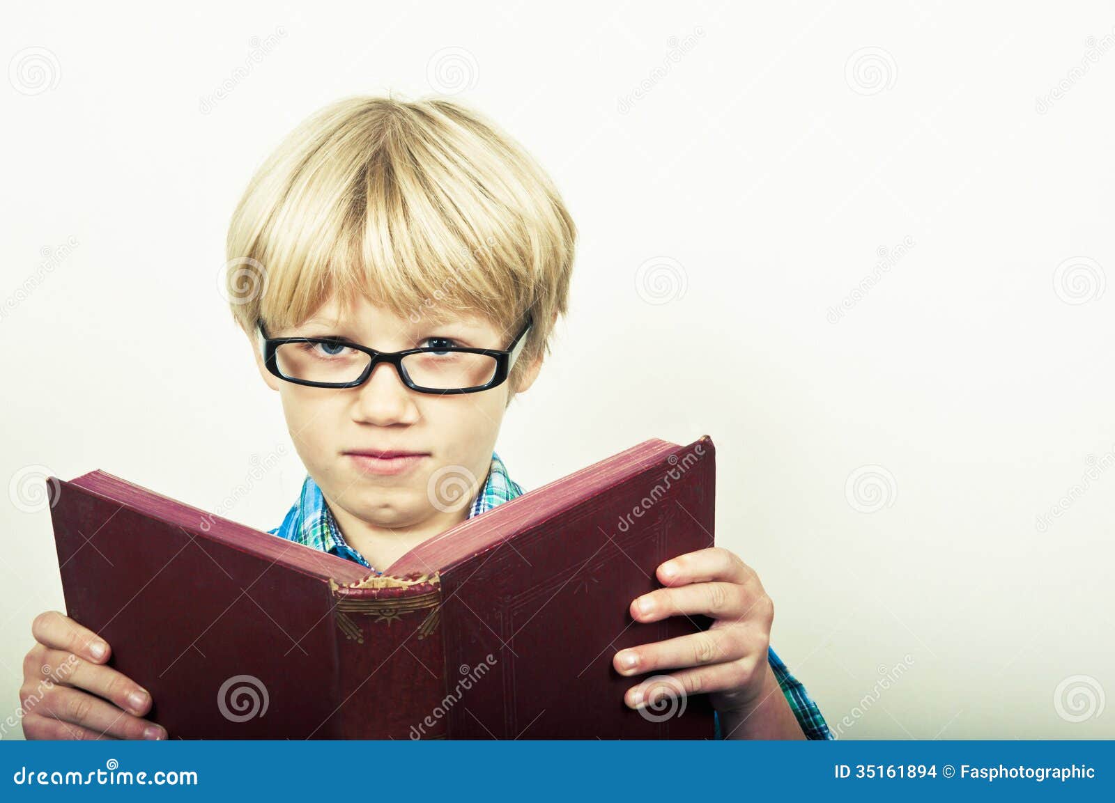 Kind dat een boek leest stock foto. Image of lees, mooi - 35161894