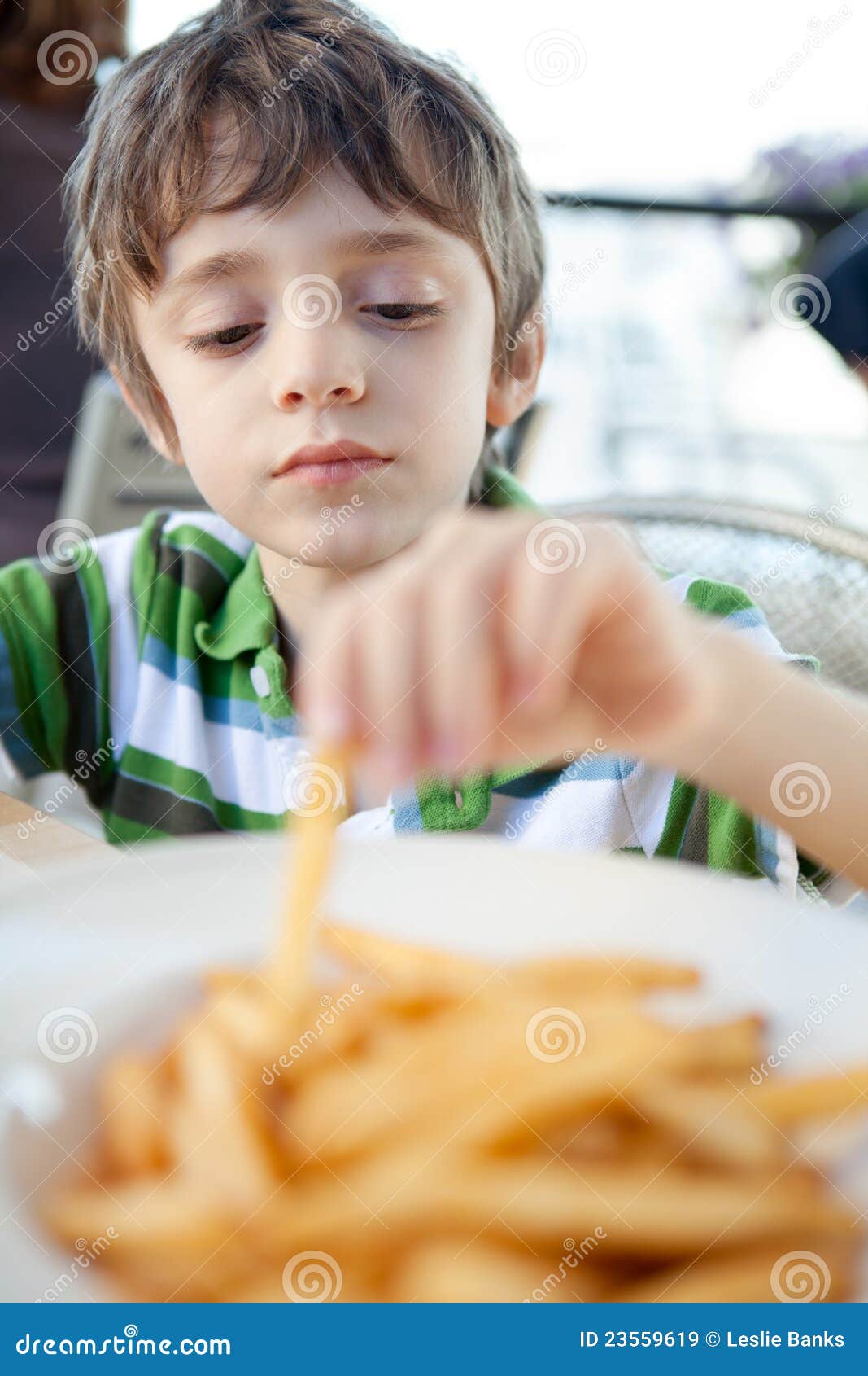 Kind dat frieten eet stock afbeelding. Image of friet - 23559619