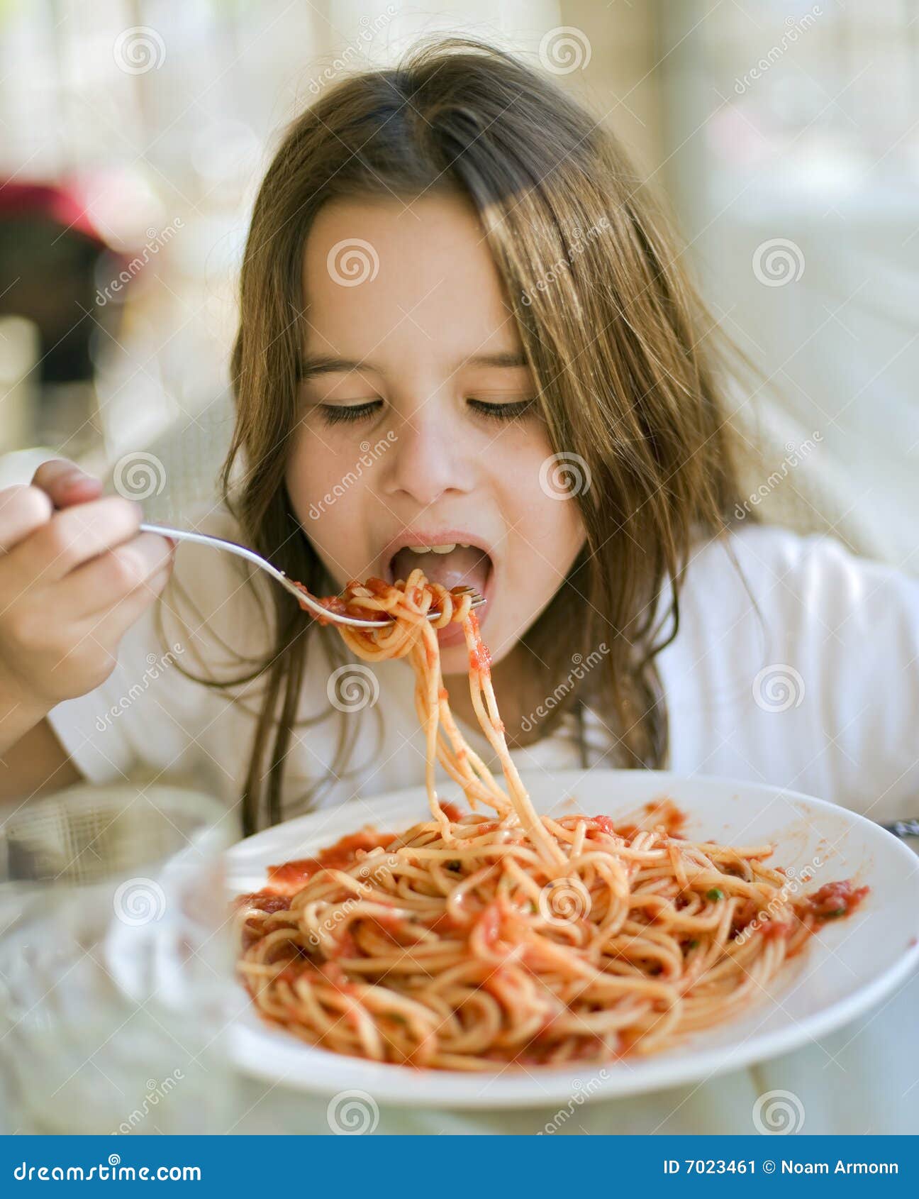 Kind dat spaghetti heeft stock afbeelding. Image of deegwaren - 7023461