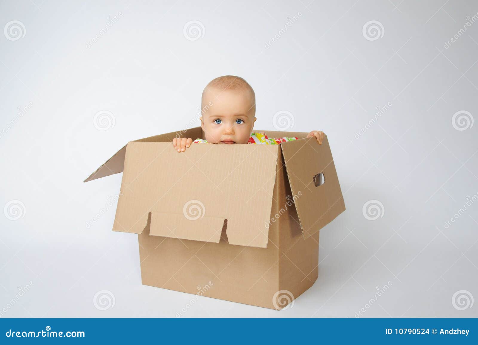 Kind in de doos stock foto. Image of kopen, geven, doorsturen - 10790524