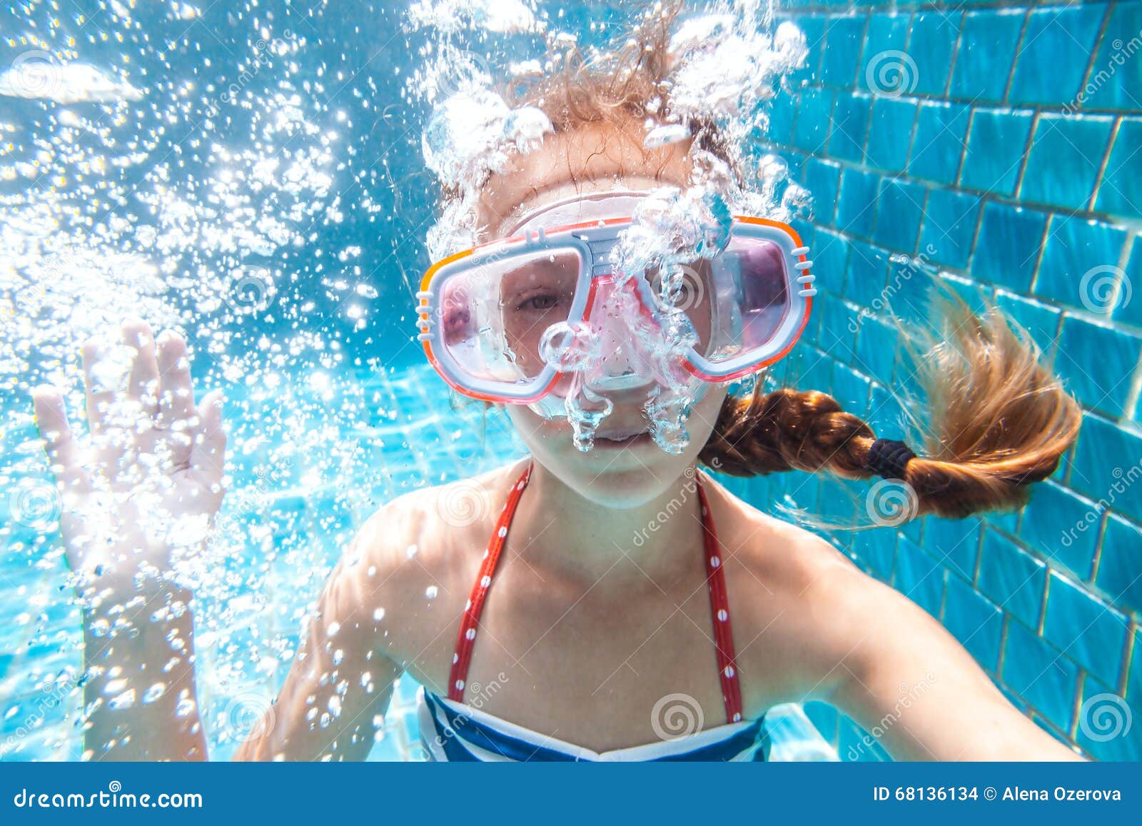 Kind in de pool onderwater stock foto. Image of prettig - 68136134