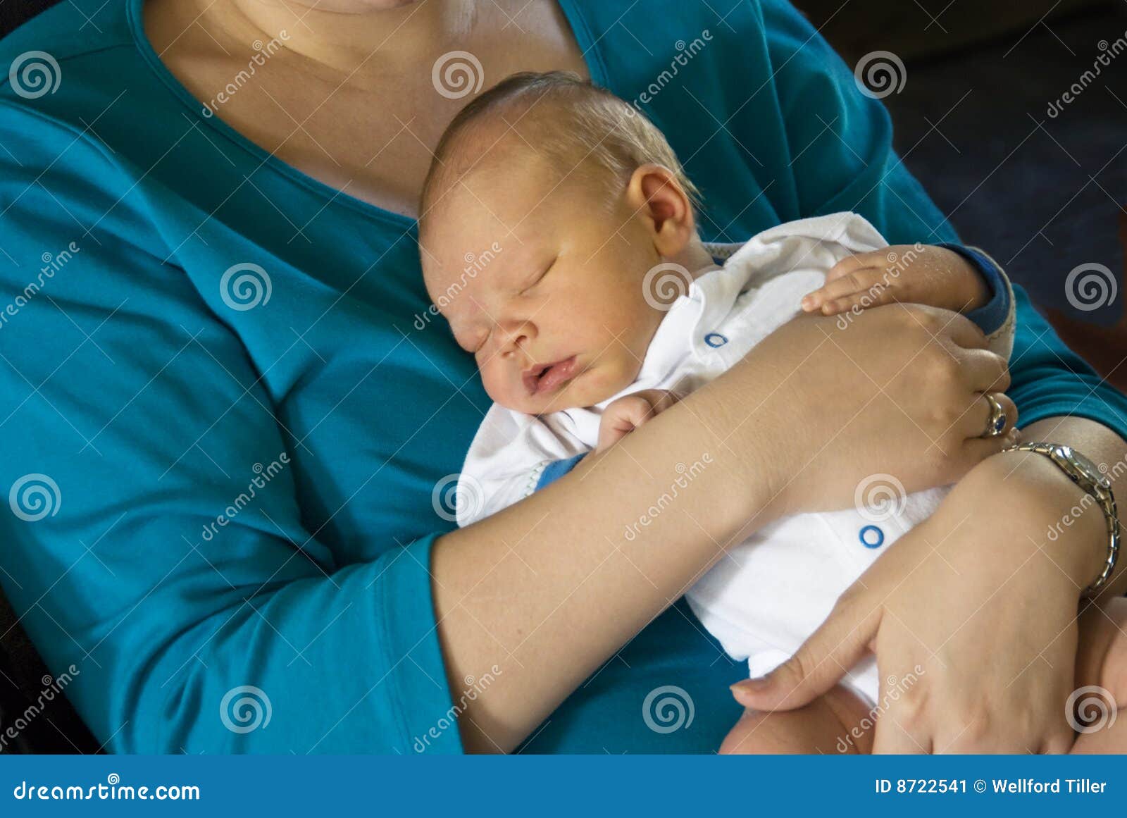 Kind in Den Armen Des Mutter Stockbild - Bild von junge, nähren: 8722541
