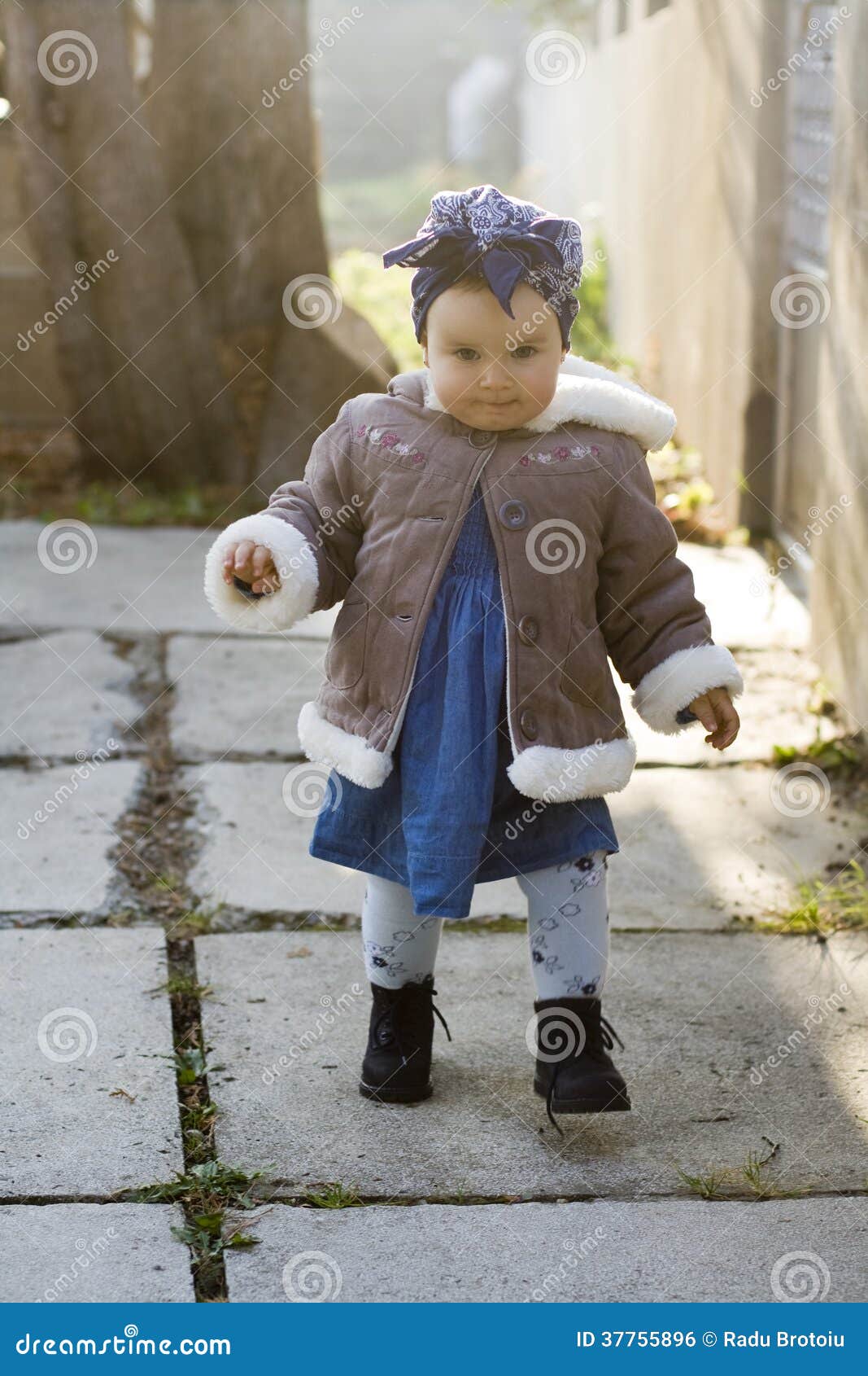 Kind die alleen lopen stock foto. Image of meisje, stappen - 37755896