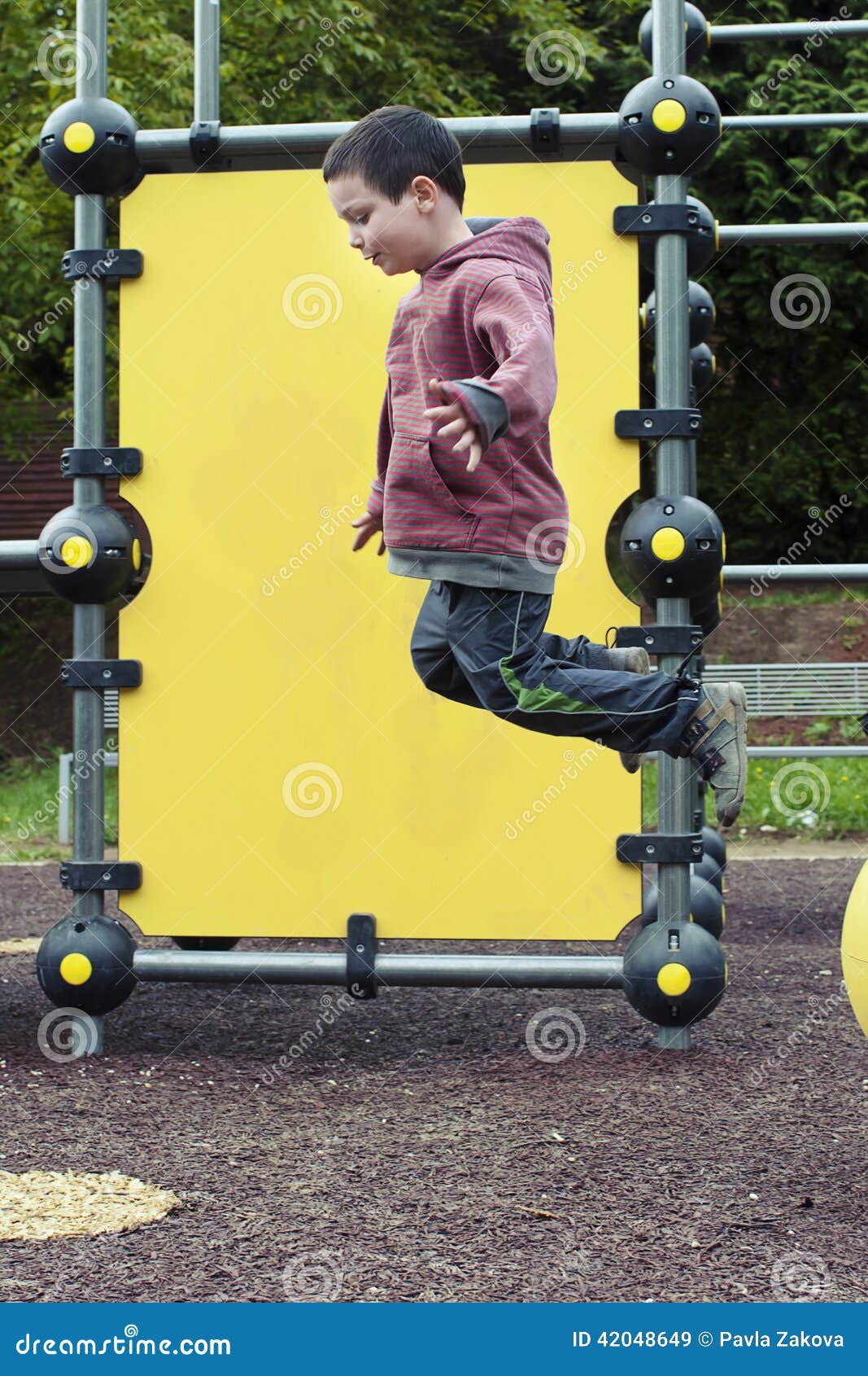 Kind Die Bij Speelplaats Springen Stock Afbeelding - Image of kinderen ...