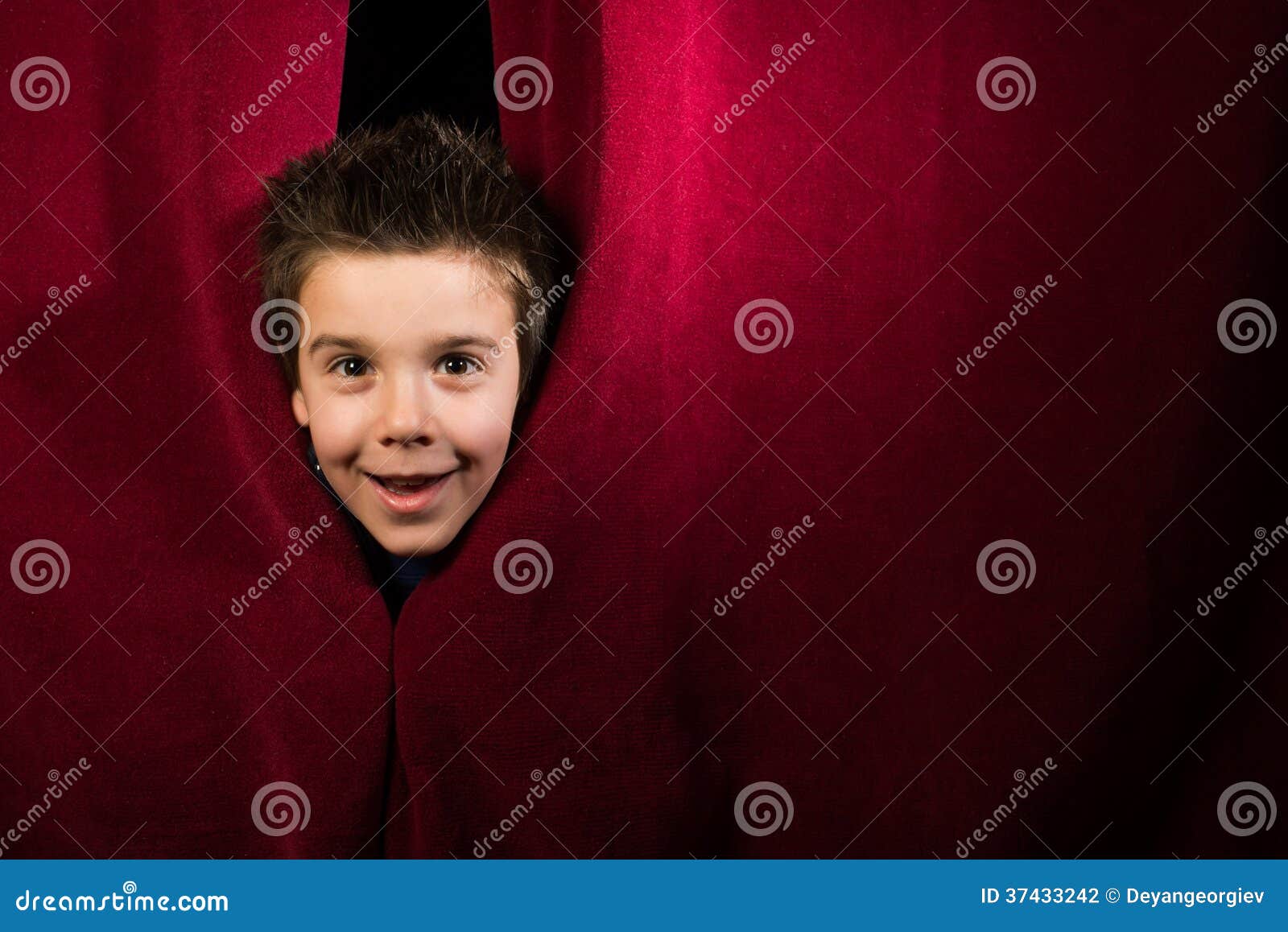 Kind Die Onder Het Gordijn Verschijnen Stock Foto - Image of gordijn ...