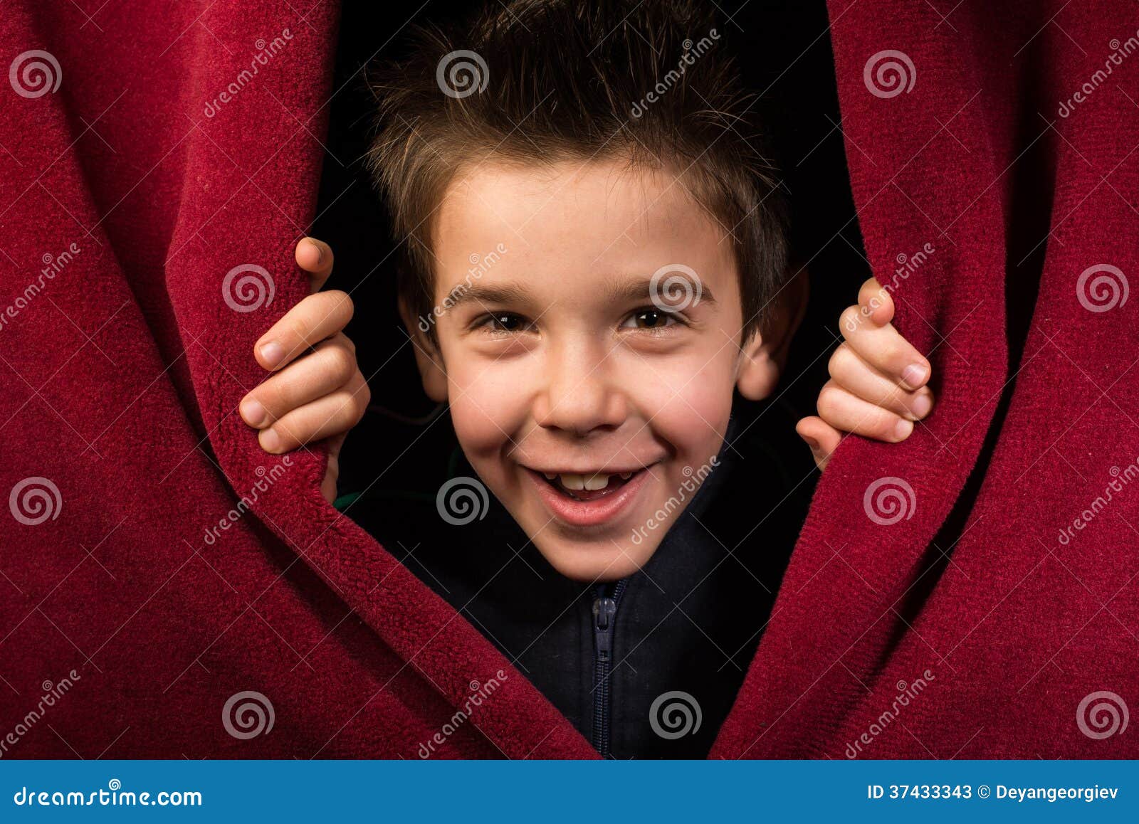 Kind Die Onder Het Gordijn Verschijnen Stock Afbeelding - Image of ...