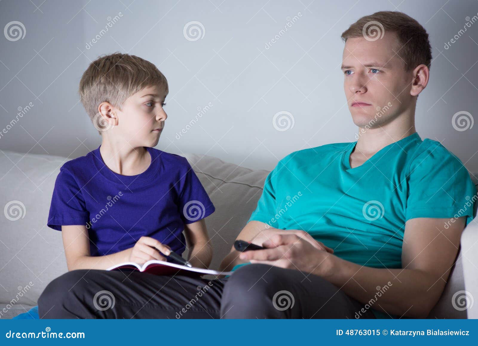 Kind Die Papa Om Hulp Vragen Stock Afbeelding - Image of thuiswerk ...