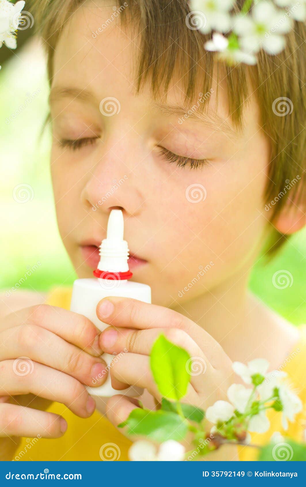 Kind Die Zijn Neus Bespuiten Stock Afbeelding - Image of zakdoek ...