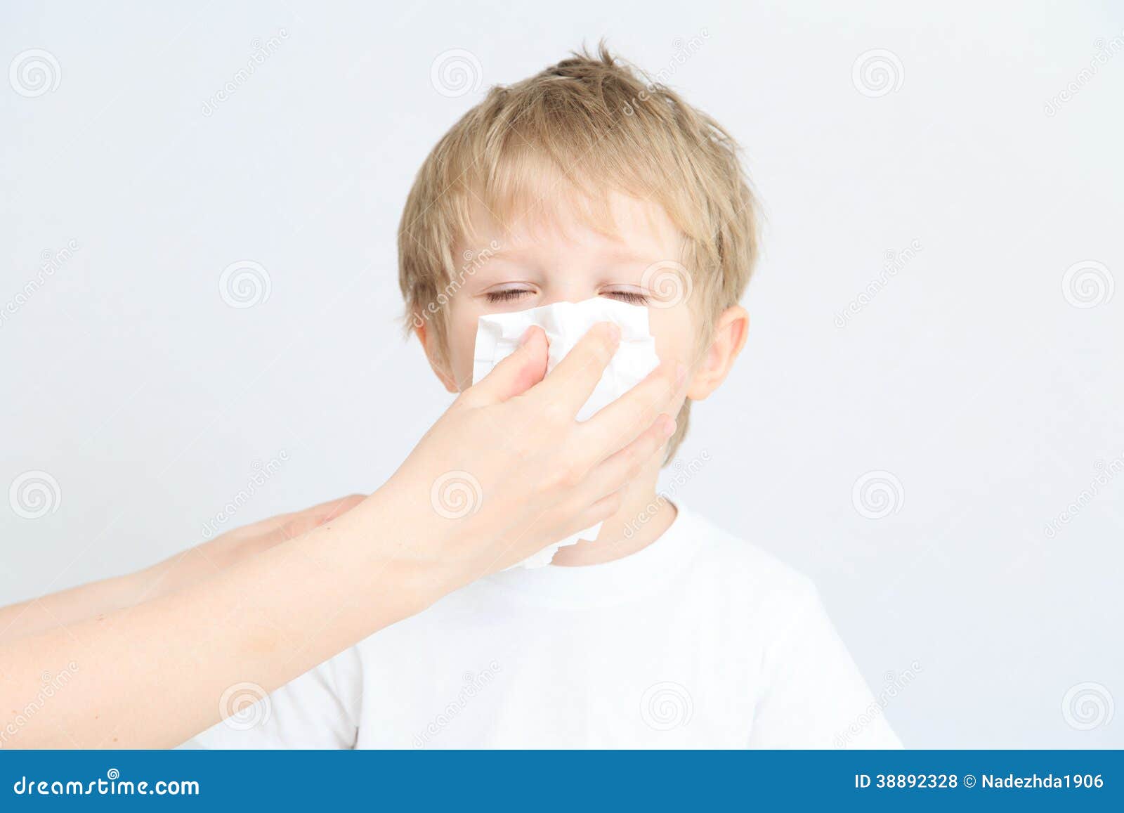Kind die zijn neus blazen stock foto. Image of koorts - 38892328