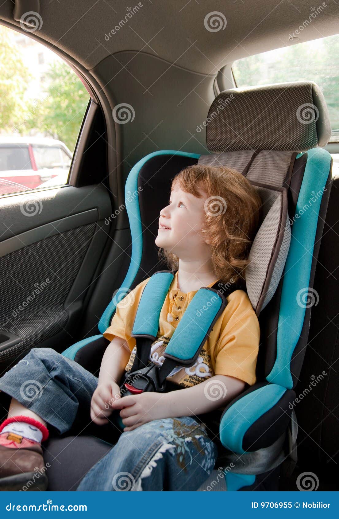 Kind in einem Auto stockbild. Bild von verhinderung, denim - 9706955