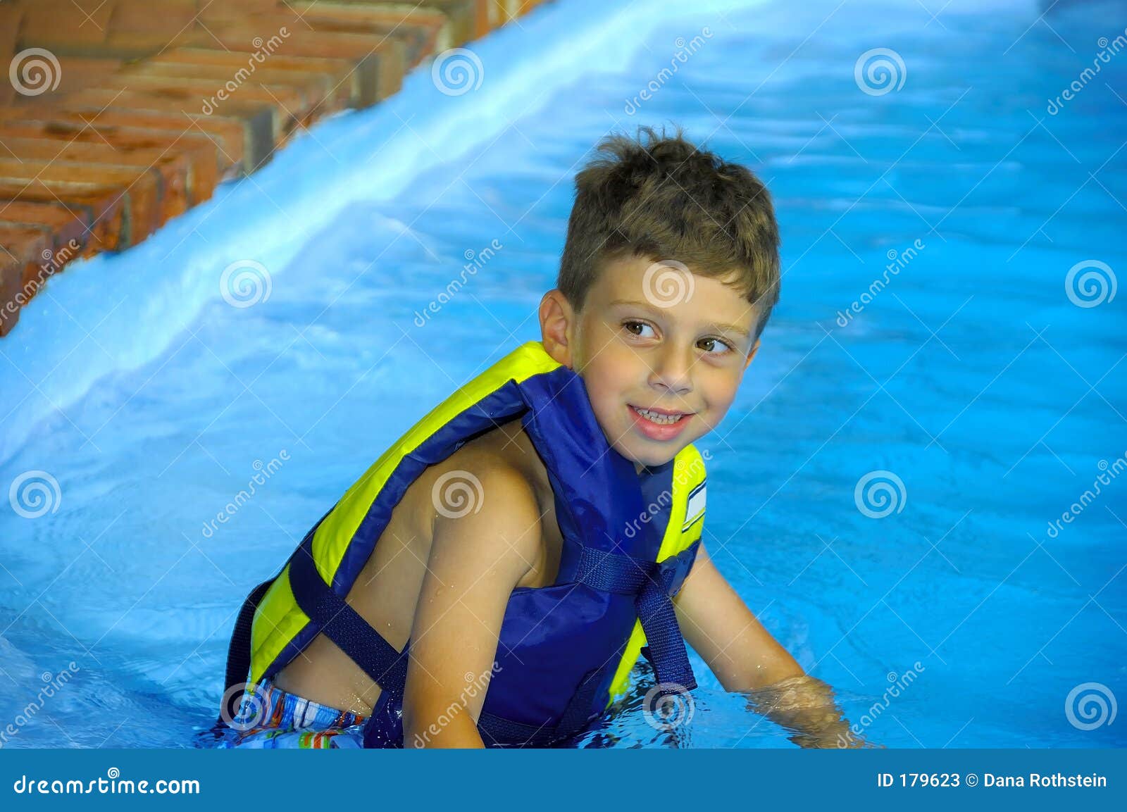 Kind in einem Pool stockbild. Bild von ausdruck, kleinkind - 179623