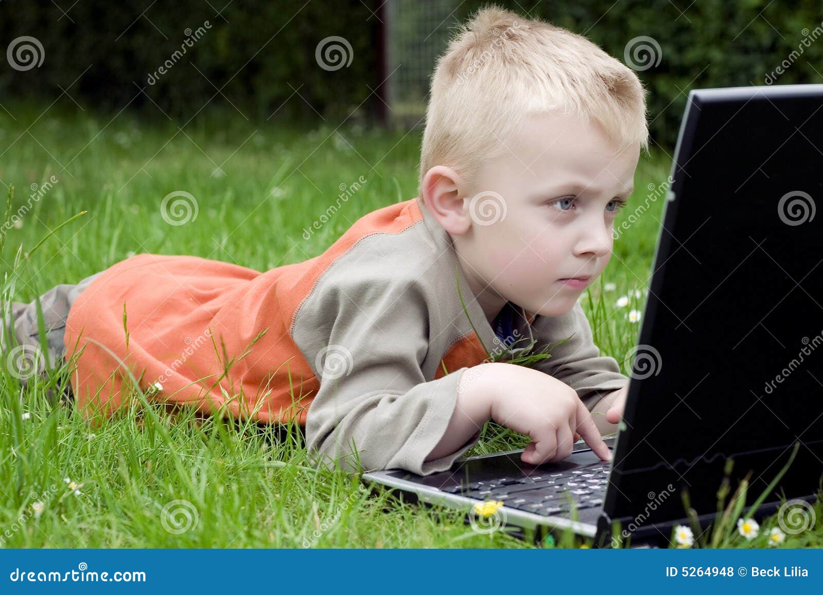 Kind en computer stock foto. Image of weide, notebooks - 5264948