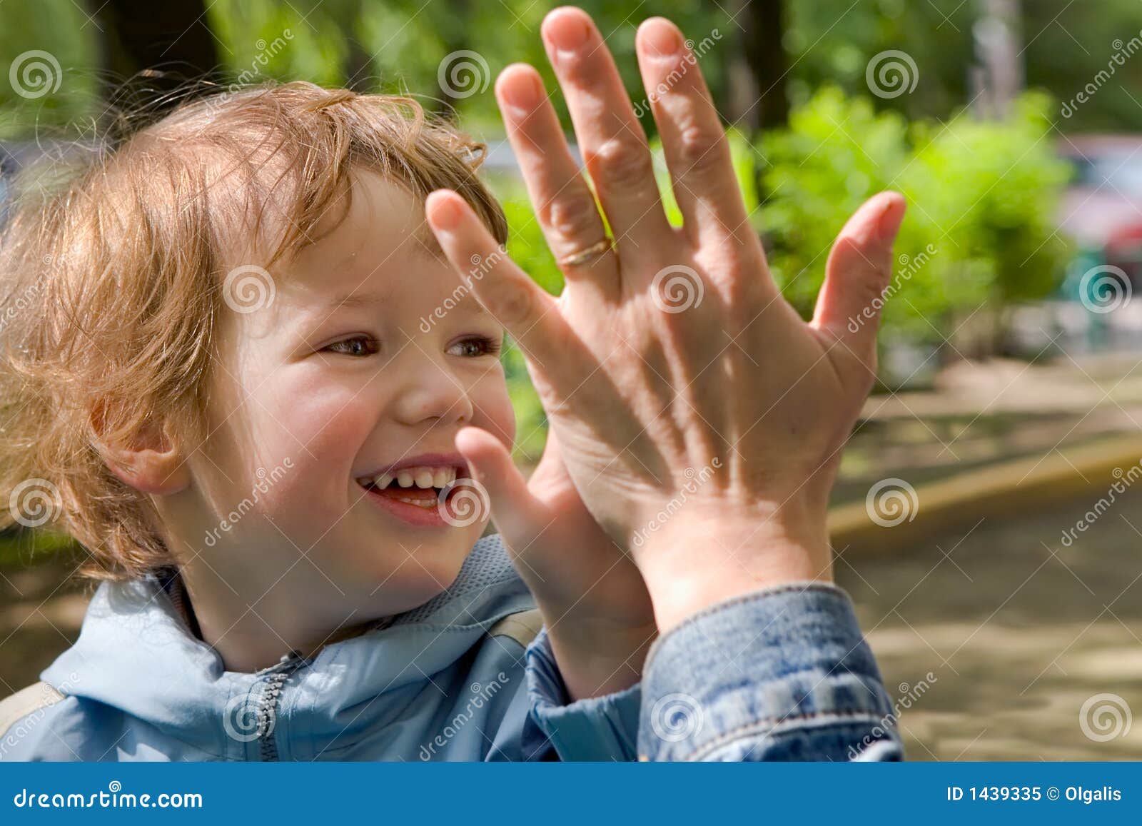 Kind en mum onbezorgd spel stock afbeelding. Image of moederschap - 1439335