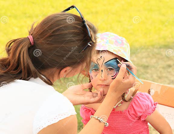 Kind gemalt auf Gesicht redaktionelles foto. Bild von republik - 56748421