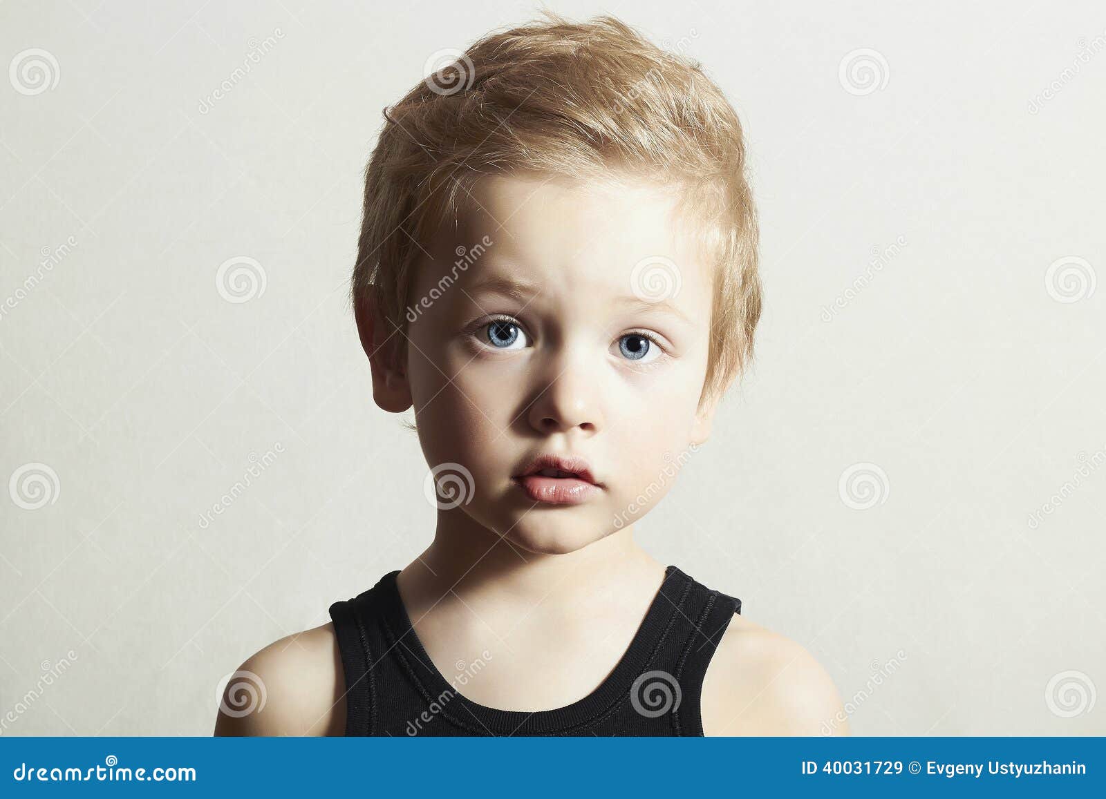 Kind. Grappig Little Boy. Knappe Jongen Met Blauwe Ogen Stock ...