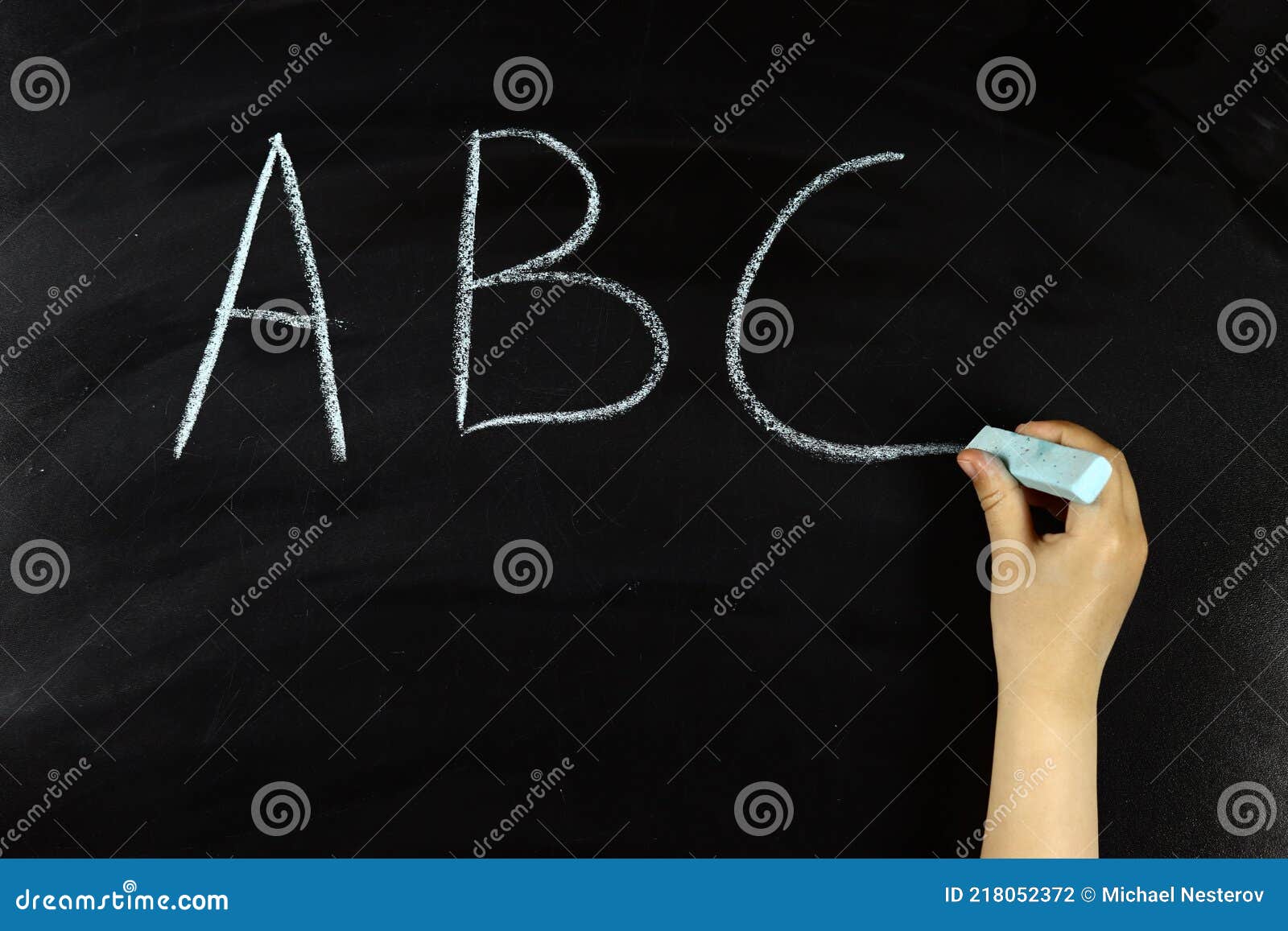 Kind Hand Schreibt Auf Der Tafel Abc Stockfoto - Bild von kreide ...