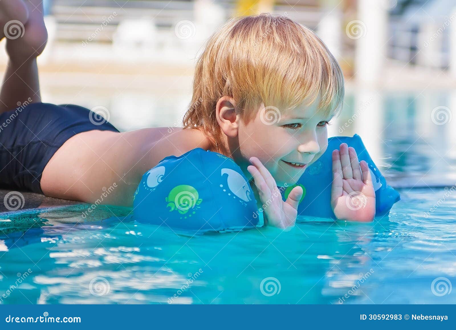 Kind Hat Spaß Im Schwimmbad Stockbild - Bild von alleine, glücklich ...