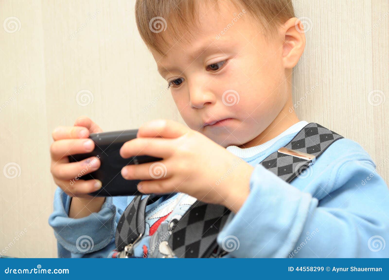 Kind Het Spelen Op Smartphone Stock Afbeelding - Image of onderzoek ...