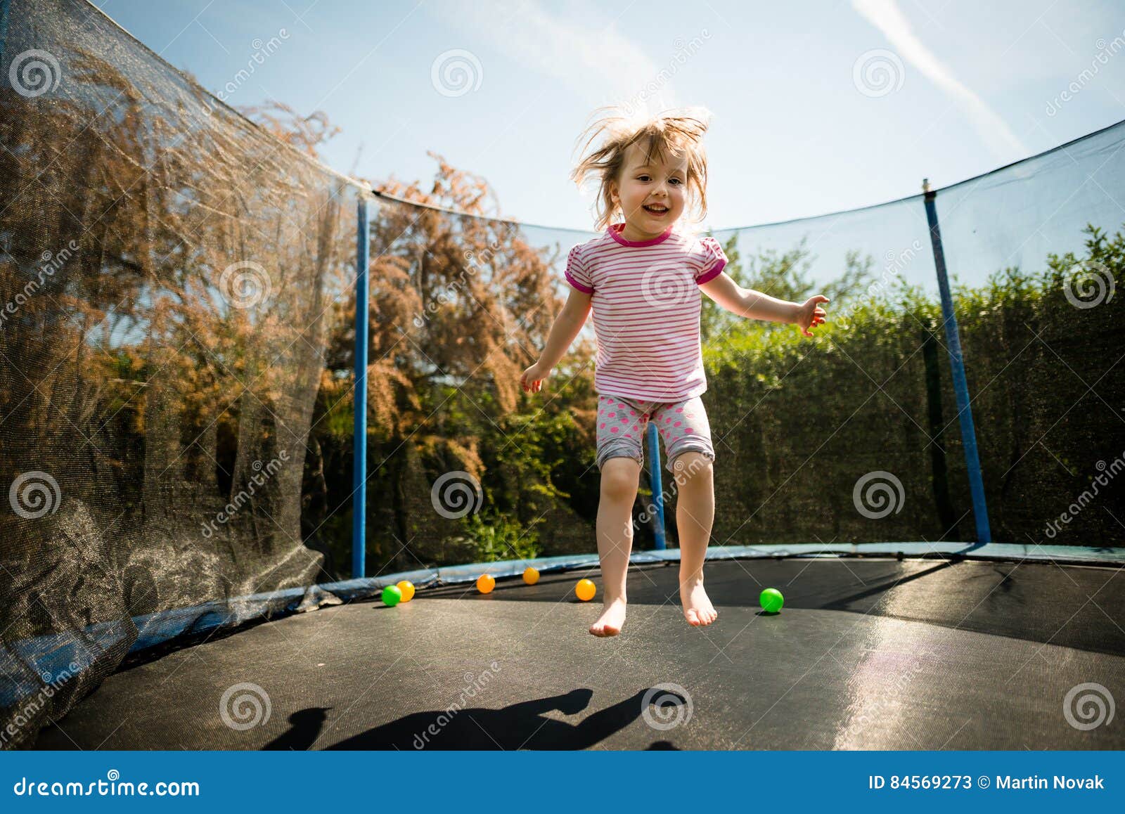 Kind Het Springen Trampoline Stock Afbeelding - Image of sprong ...