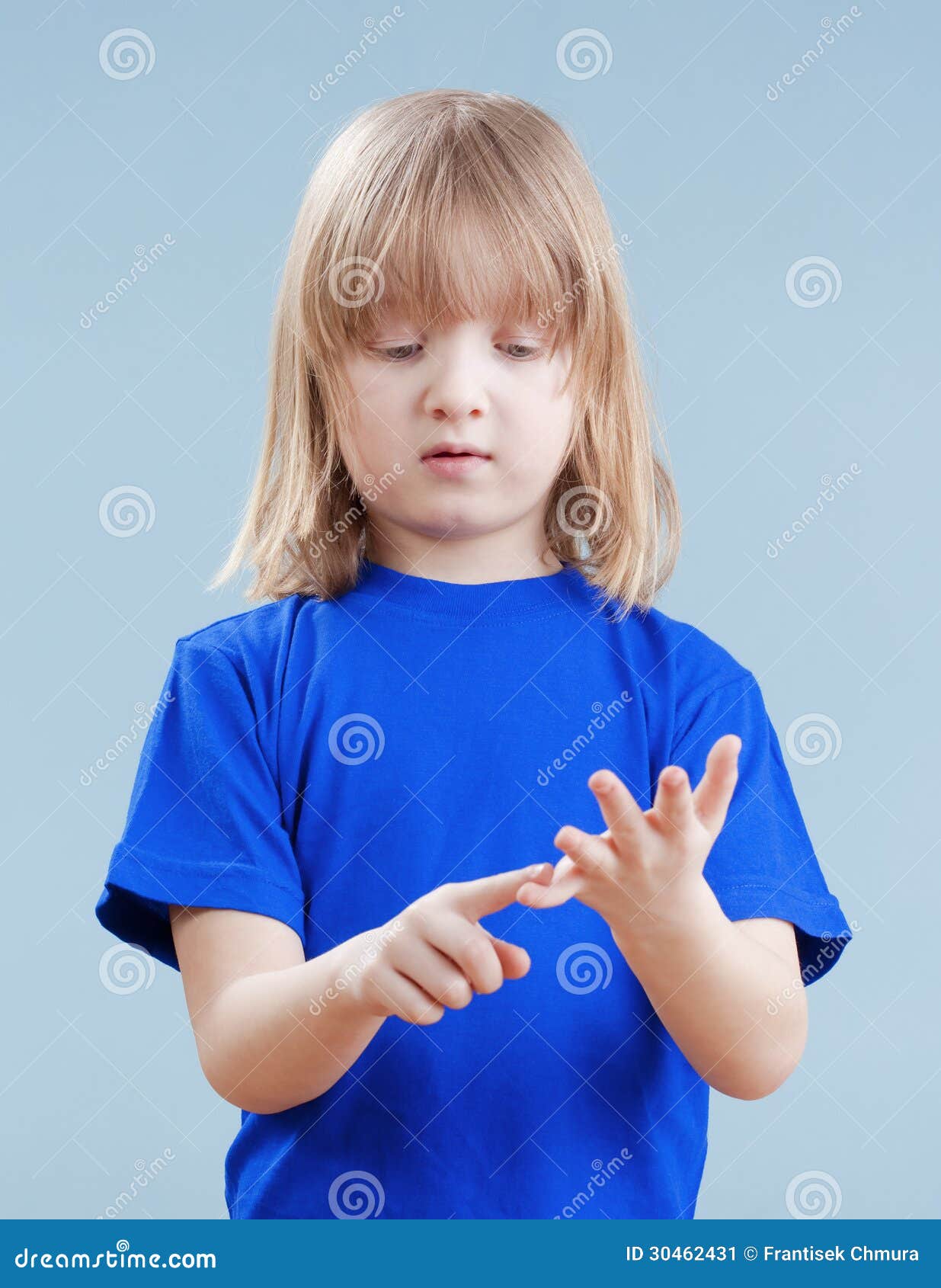 Kind het tellen op vingers stock afbeelding. Image of jong - 30462431