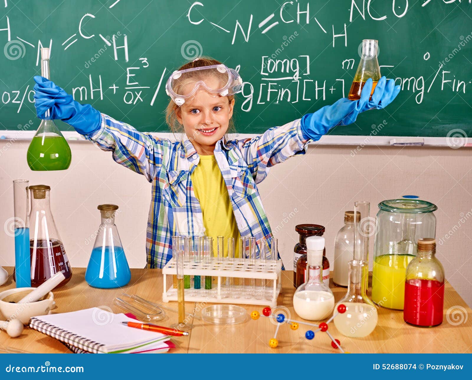 Kind im Chemieunterricht stockfoto. Bild von chemie, wissen - 52688074