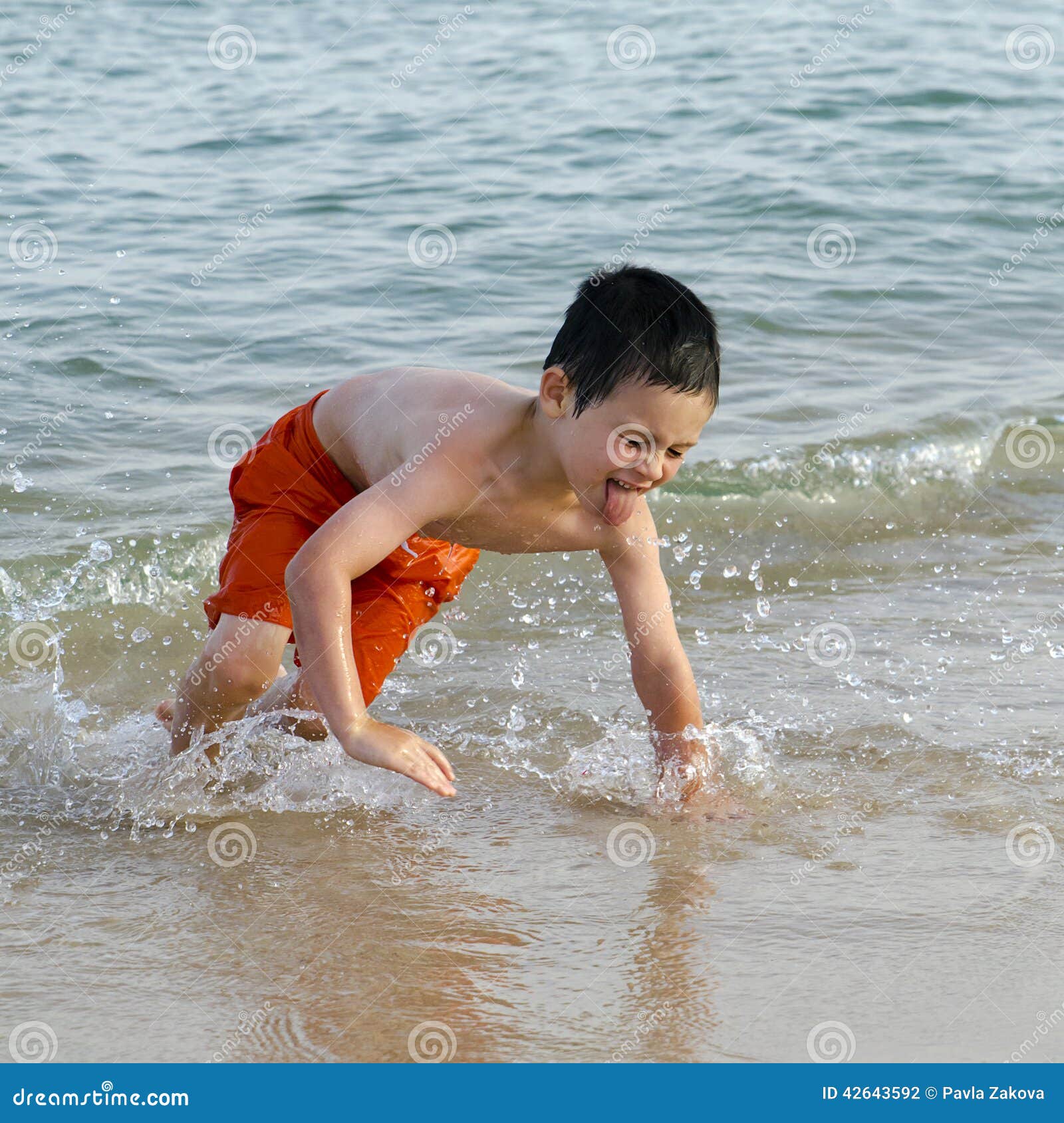 Kind im Meer auf Strand stockfoto. Bild von junge, ferien - 42643592