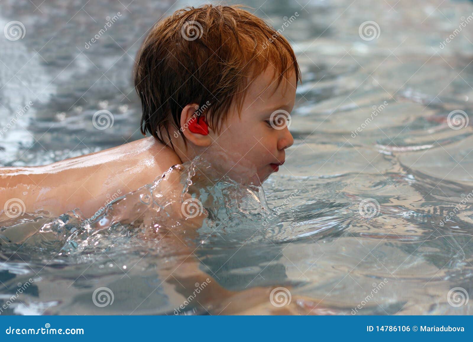 Kind im Pool stockfoto. Bild von glück, mann, nett, kind - 14786106