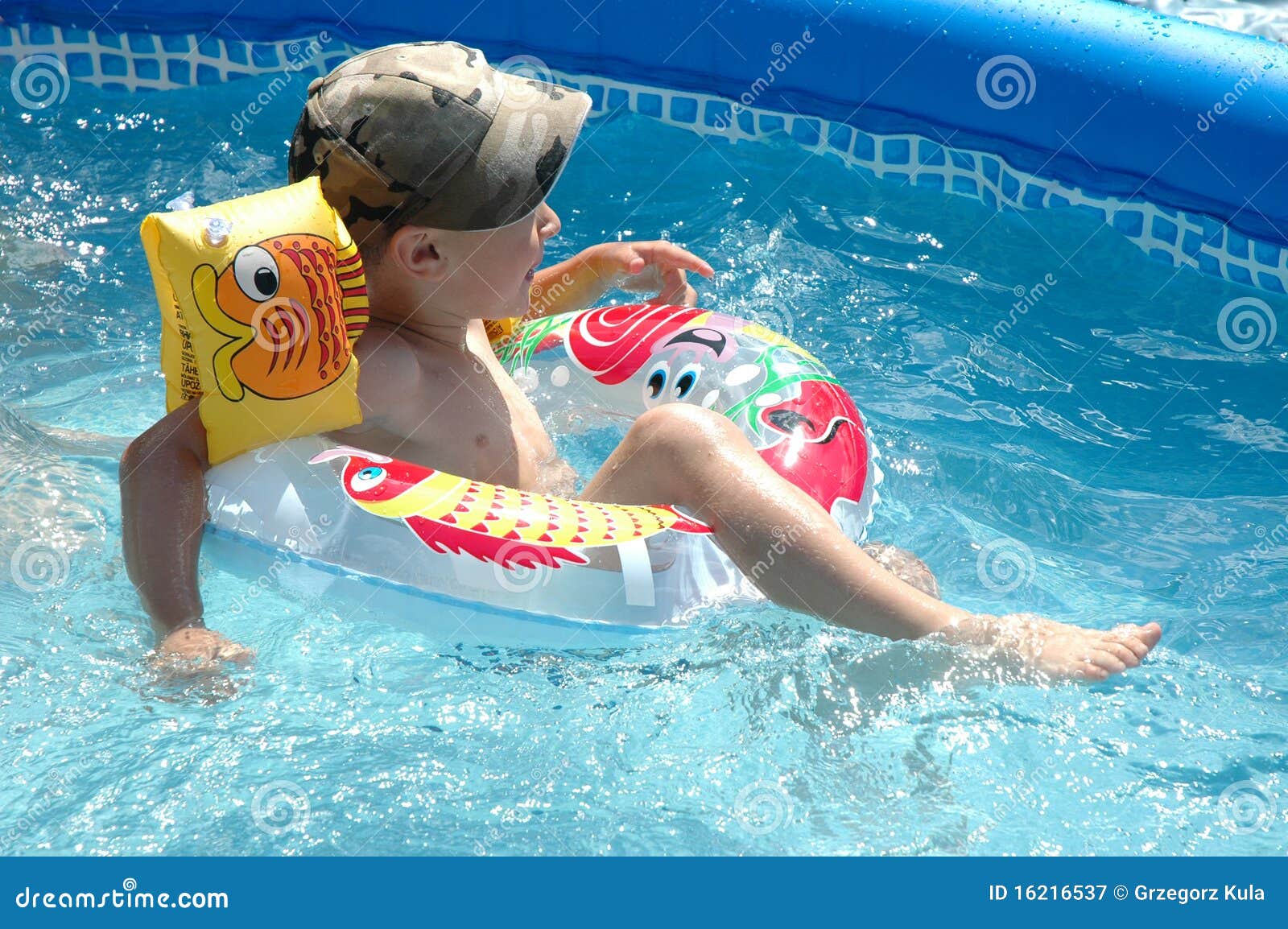 Kind im Pool stockbild. Bild von junge, sommer, ferien - 16216537