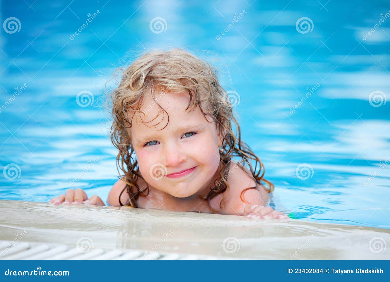 Kind im Pool stockfoto. Bild von schwimmbad, zicklein - 23402084