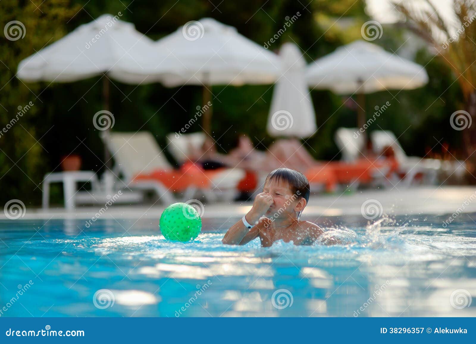 Kind im Pool stockbild. Bild von leute, lebensstil, nett - 38296357