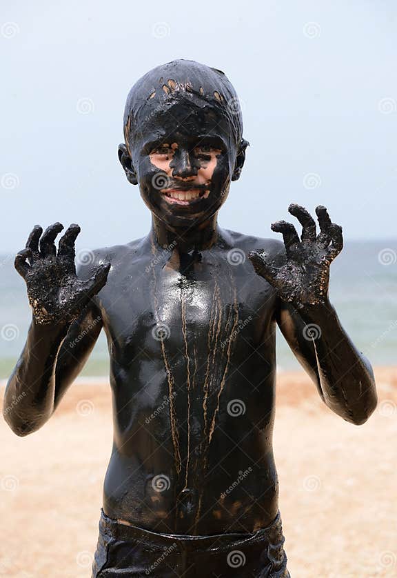 Kind im Schlamm stockbild. Bild von strand, porträt, badekurort - 33501887