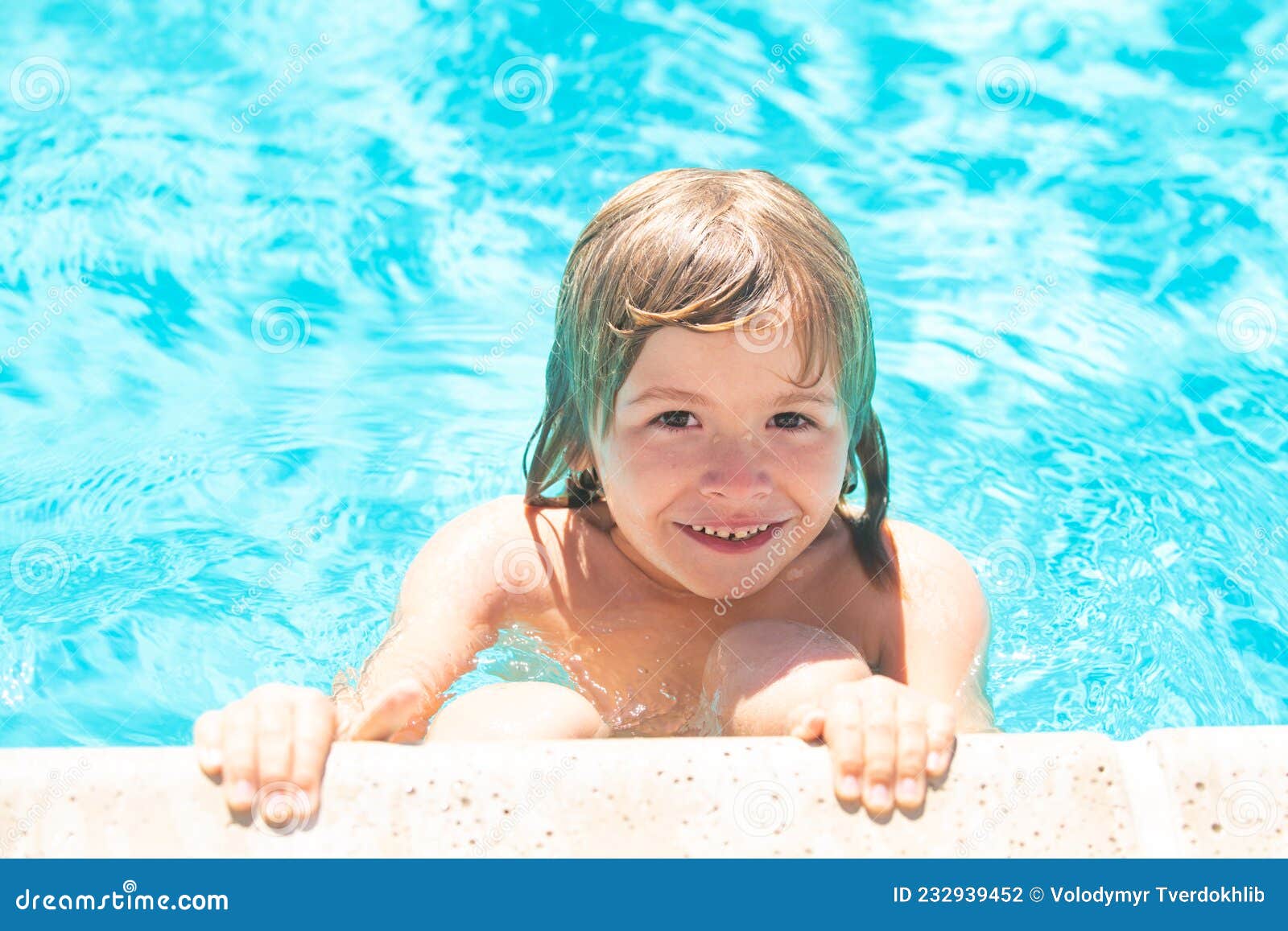 Kind Im Schwimmbecken Kleiner Junge Spielt Im Sommerurlaub Im Freibad