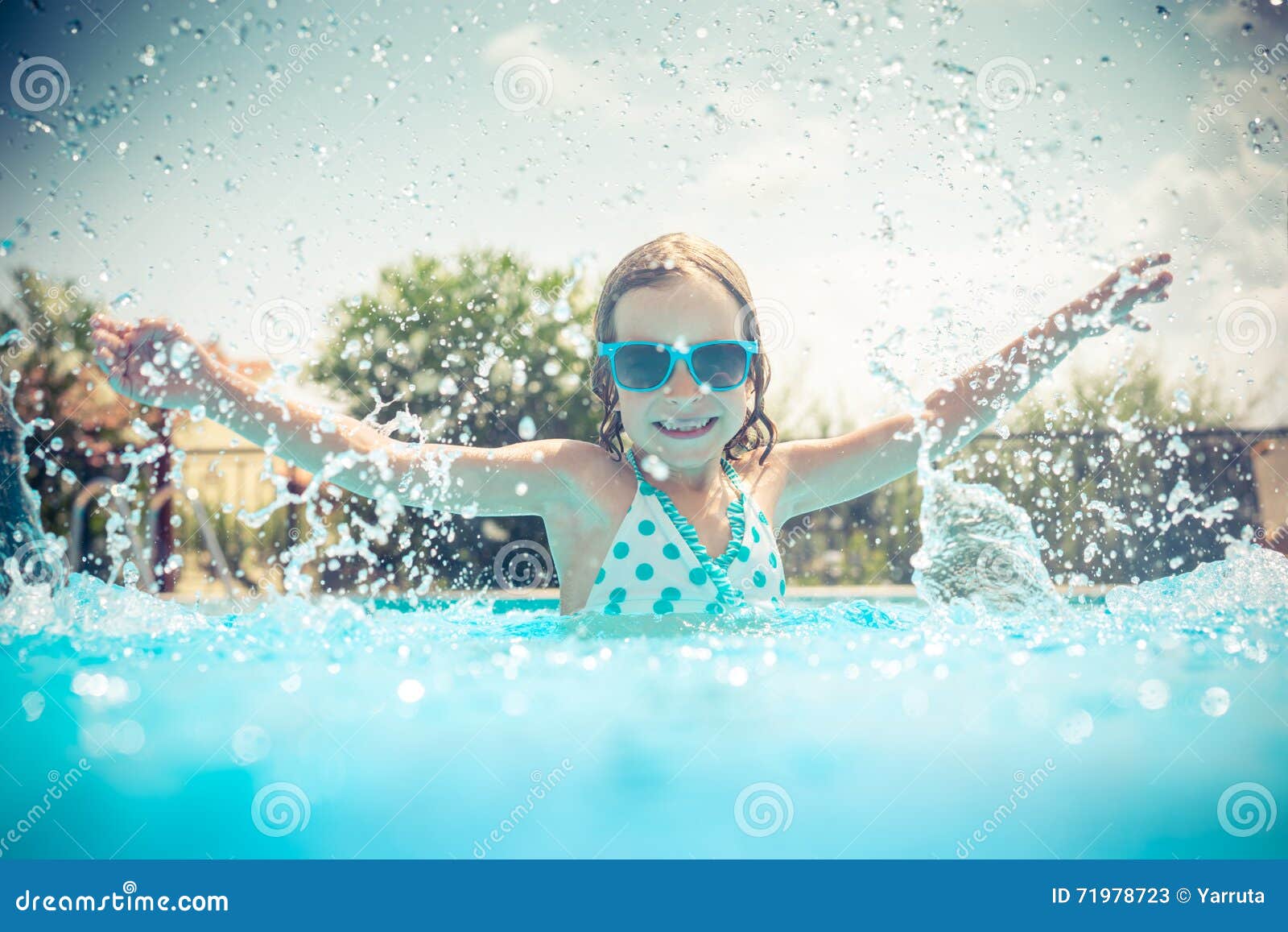 Kind im Swimmingpool stockbild. Bild von kind, exemplar - 71978723