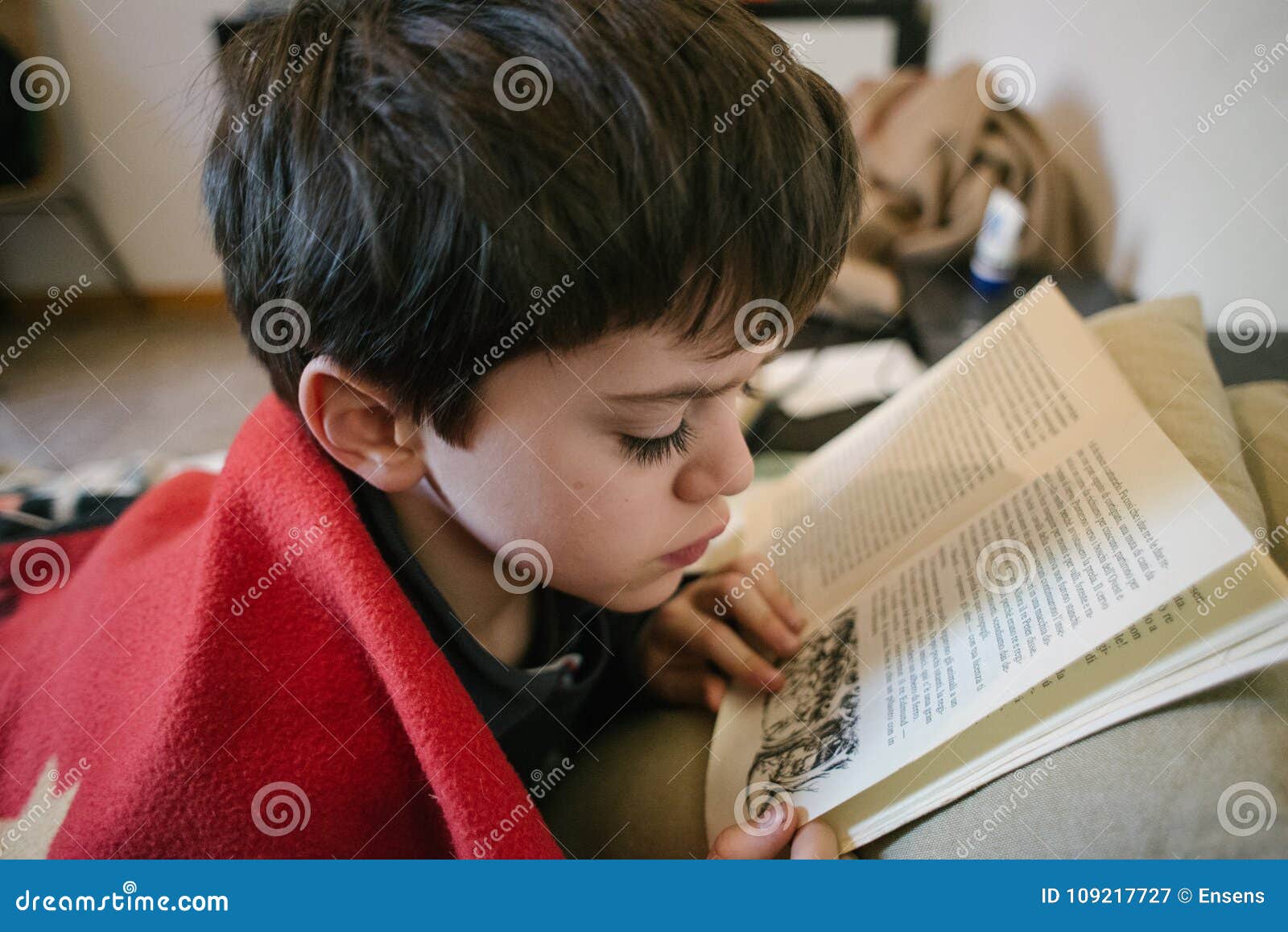 Kind Liest Ein Buch Auf Der Couch Zu Hause Stockbild - Bild von ... Kind Liest Ein Buch Auf Der Couch Zu Hause Stockbild - Bild von ...