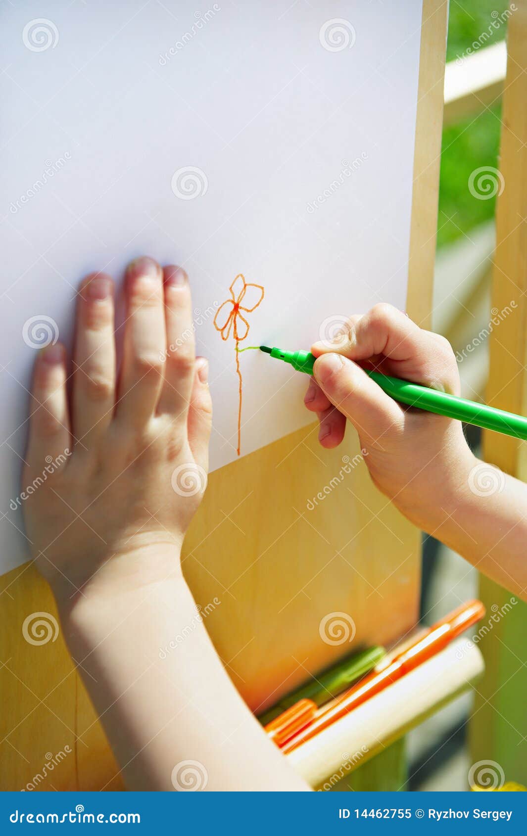 Kind Malt Eine Blume Auf Einem Blatt Papier Stockbild - Bild von schule ...