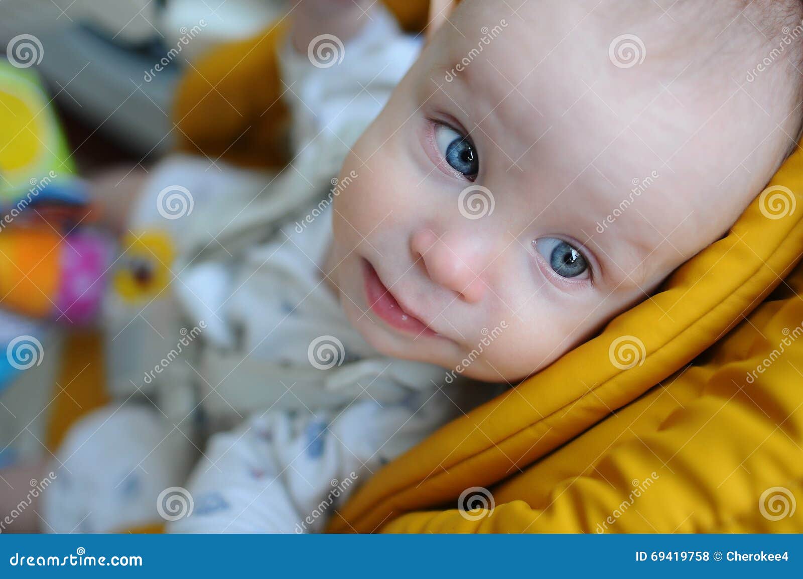 Kind met blauwe ogen stock foto. Image of weinig, zuigeling - 69419758