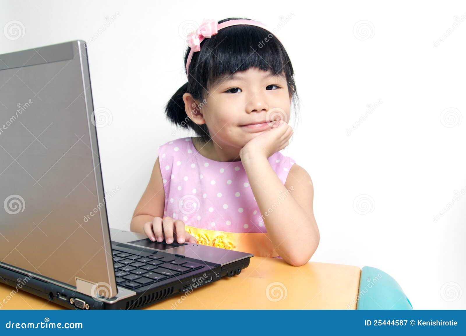 Kind met computer stock afbeelding. Image of kennis, kinderen - 25444587